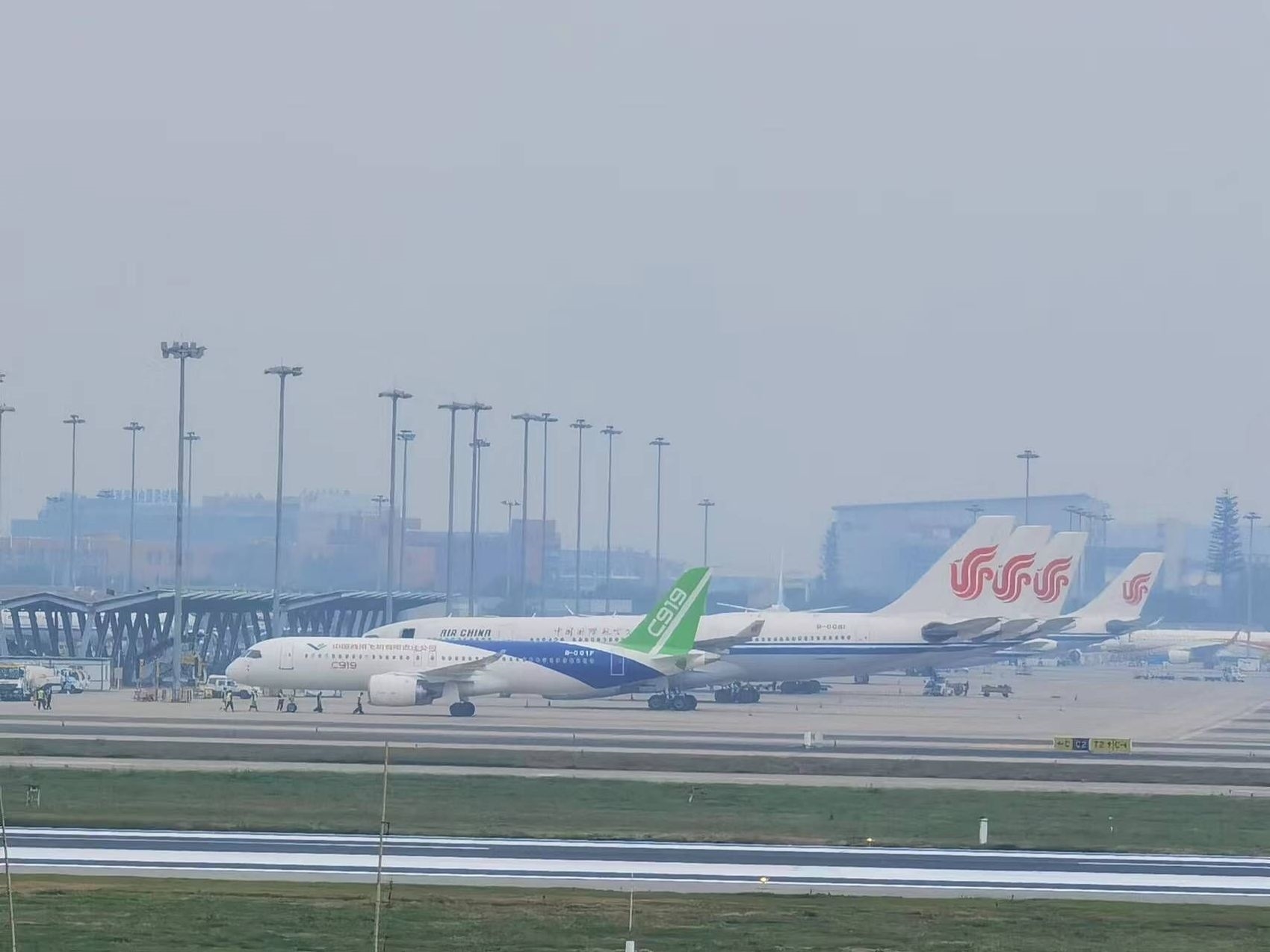 首次飞抵成都！国产大飞机C919于14:22降落_四川在线