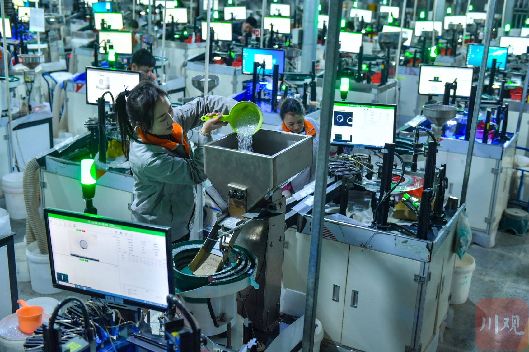 C视觉丨小珠宝串起大产业 “汶川造”宝石“照亮”海内外_四川在线