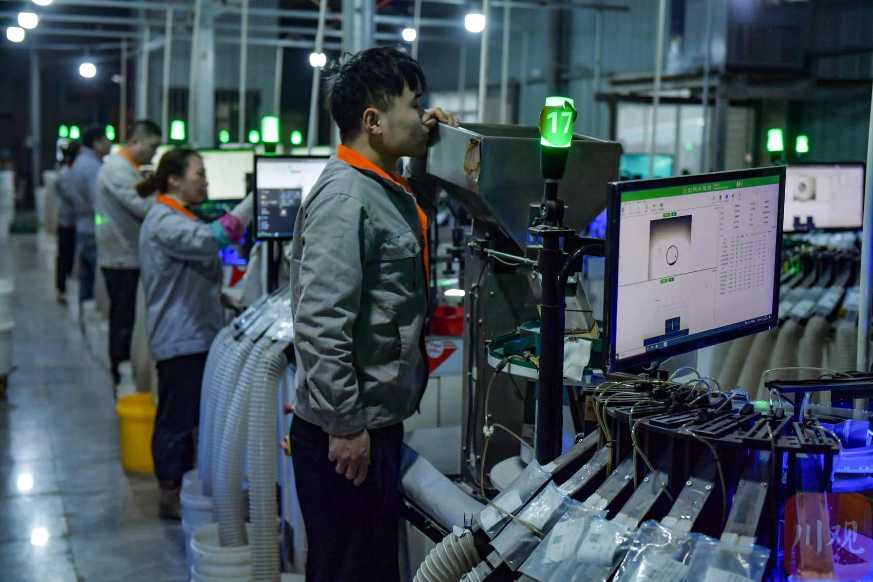 C视觉丨小珠宝串起大产业 “汶川造”宝石“照亮”海内外_四川在线